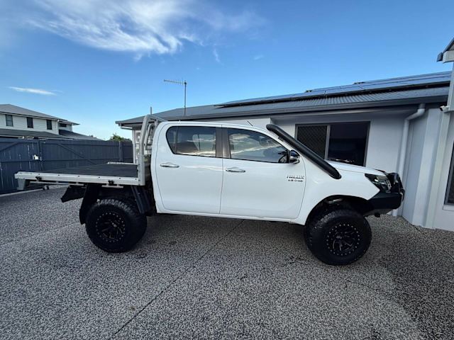 2016 TOYOTA HILUX SRN80 (4x4) 6 SP MANUAL DUAL C/CHAS | Cars, Vans ...