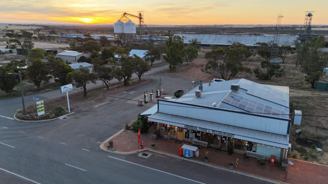 Entrepreneurial Couple / 2 people to Run Country Store accom included ...