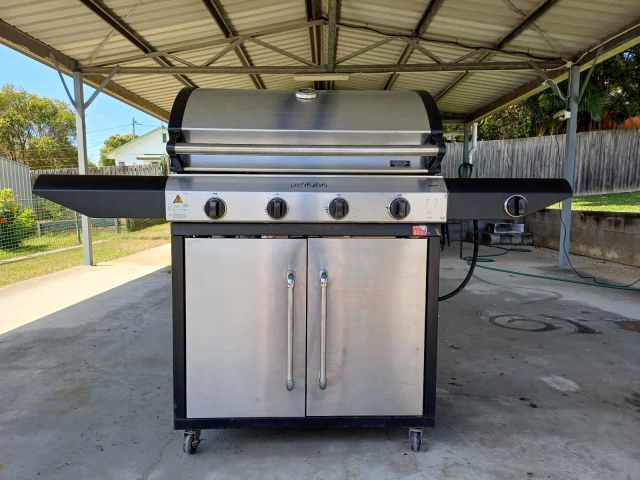BeefMaster Barbecue - 4 burner with side burner, warming shelf - BBQ in ...