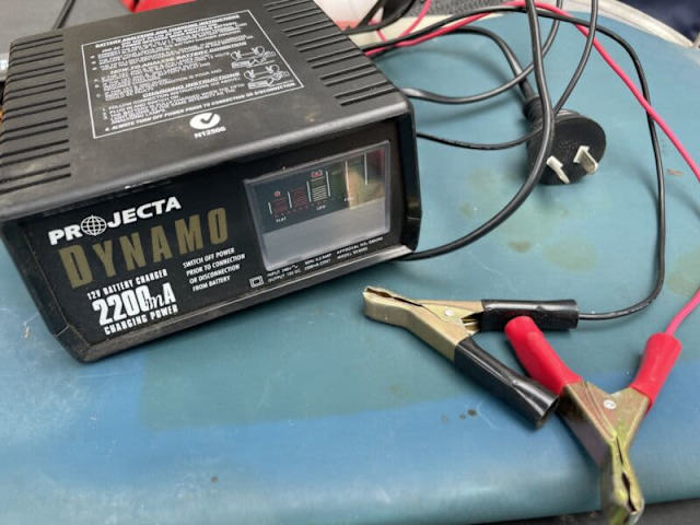 Projecta DYNAMO 12V Battery Charger 2200mA (SC4000) | Caravan ...