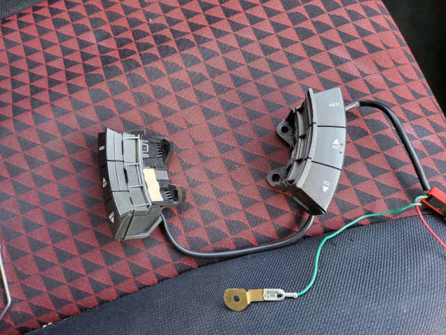 GENUINE COMMODORE VZ STEERING WHEEL STEREO RADIO CONTROL SWITCHES ...