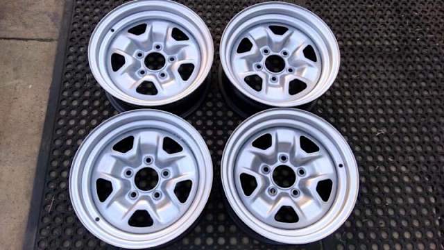 VALIANT VH-CM FACTORY SPORTS WHEELS. FRESH PAINT, NEW CHROME NUTS ...