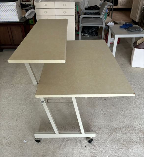 Computer Desk on wheels with storage (In Good Condition) - Desks in ...