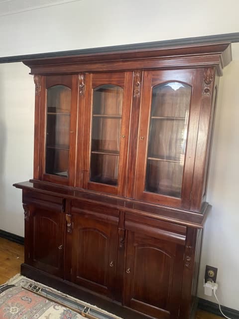 Perfect condition English style solid mahogany wood buffet with hutch ...