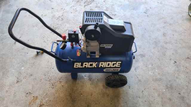Selling a black Ridge 180L per minute air compressor. 2.5Hp, 40L air t ...