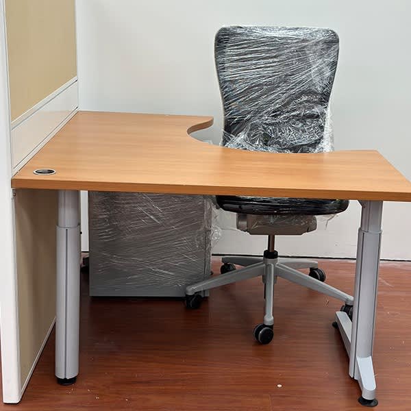 Our price $180 RRP $600 Single Corner Desk With Squre Metal Frame ...