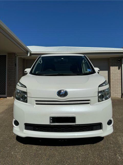 2009 Toyota Voxy 8-seater Minivan - Repairable Write-Off | Cars, Vans ...
