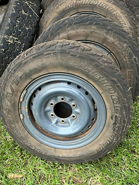 Tyres and split rims for Toyota Hilux 2002 | Wheels, Tyres & Rims ...
