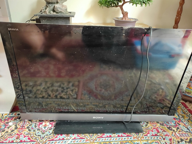 A Sony TV-set, 70 cm to 40 cm screen, works well - TVs in Heckenberg ...