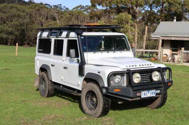 2011 LAND ROVER DEFENDER 110 (4x4) 6 SP MANUAL 4D WAGON | Cars, Vans ...