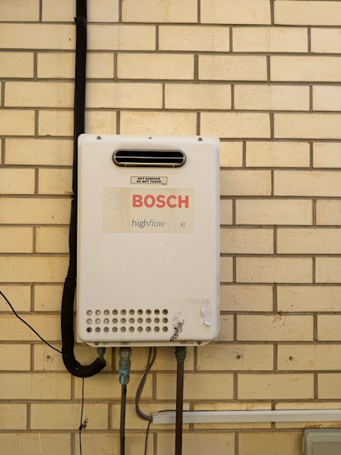 Bosch Highflow 17e Continuous‑Flow Gas Hot Water System - Building ...