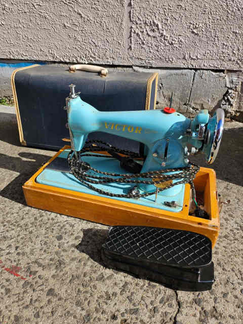 Victor Vintage Sewing Machine With Carry Case, Made In Japan - Sewing ...
