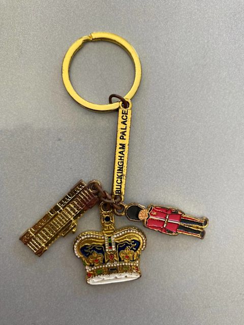 VINTAGE BUCKINGHAM PALACE KEYRING - Other Antiques, Art & Collectables in Riverhills QLD ...