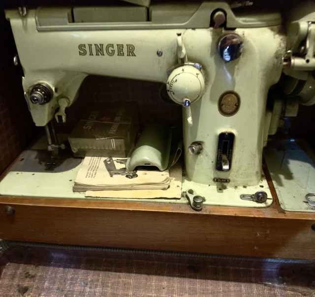 SINGER Vintage sewing machine with case and original accessories ...