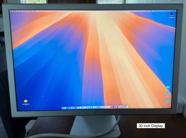 Apple 30 Inch Cinema Display And Apple 20 Inch Cinema Display - Other ...