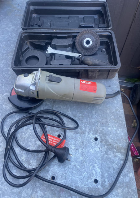 OZITO AGG-001K 100mm Angle Grinder 11000 RPM Case Handle Tool 2x Discs ...