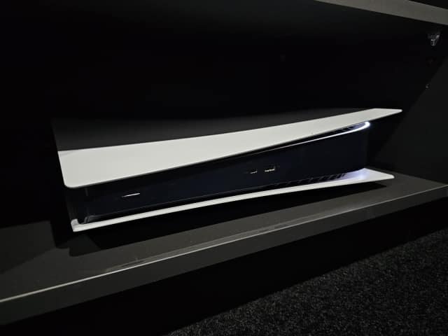 PS5 Digital Consol with x2 Controllers and charging doc - Playstation ...