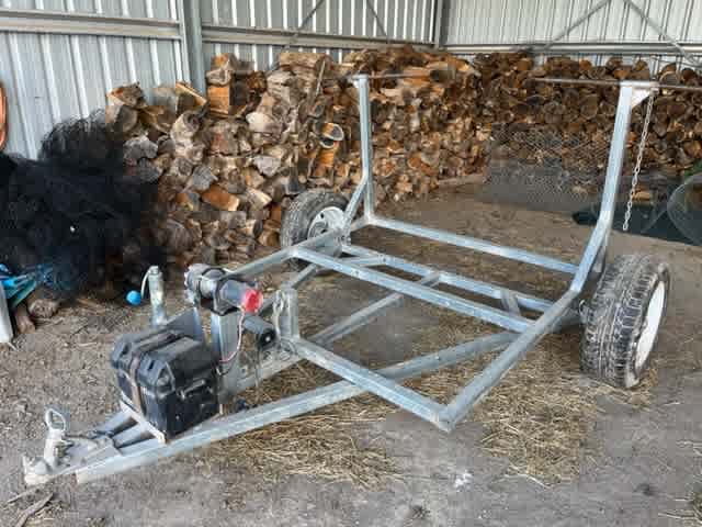 SINGLE ROUND HAY BALE TRAILER / DISTRIBUTOR | Farming Equipment ...