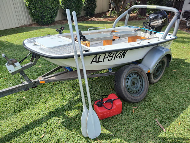 3.1 metre tri hull runabout. Excellent stability, great river/lake boa ...