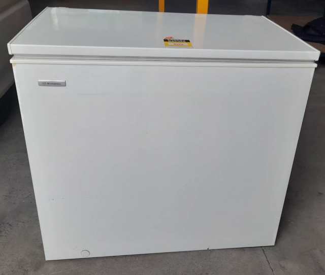 BIG CHEST FREEZER - 300 Litre - Fridges & Freezers in Box Hill South ...