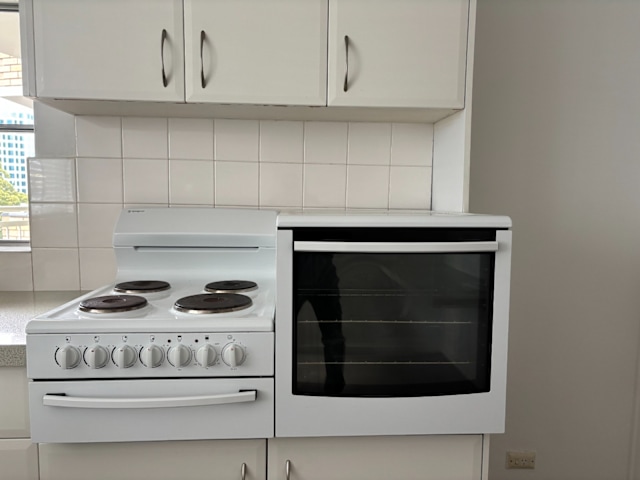 Westinghouse Elevated Freestanding Electric Oven/Stove Excellent Con ...