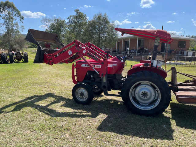 Mahindra 3525 tractor, with 4 in 1 bucket and accessories | Farming ...