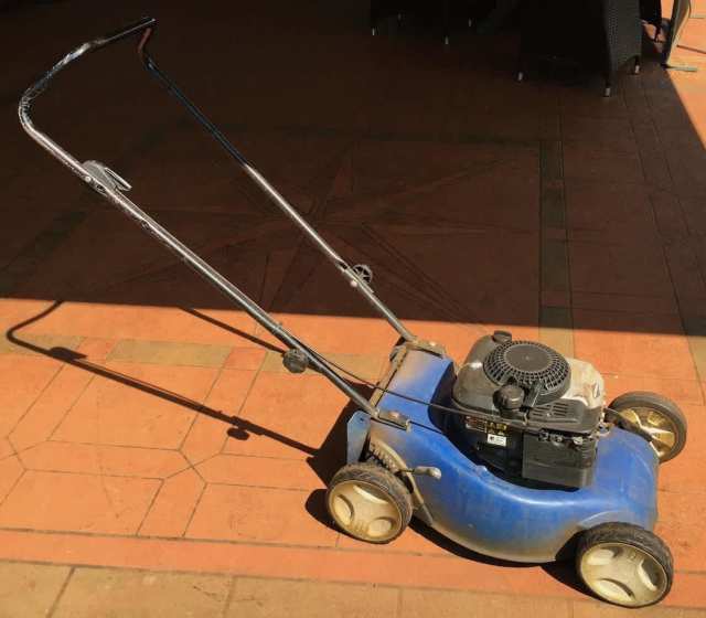 Victa Lawn Mower with Briggs & Stratton 625cc Engine - Lawn Mowers in ...