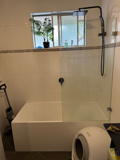 Freestanding bath and fixed screen - Building Materials in Dulwich Hill ...