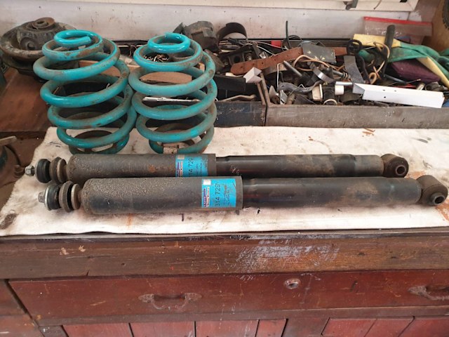 Commodore Suspension FE2 Lowered VR/VS Rear Springs, VT-VZ Rear Shocks ...