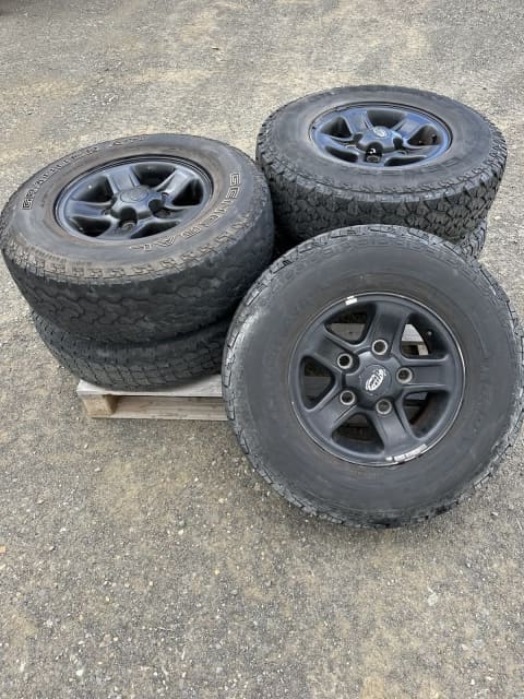 Land Rover Defender Black Boost Alloy rims and tyres - set of 5 ...