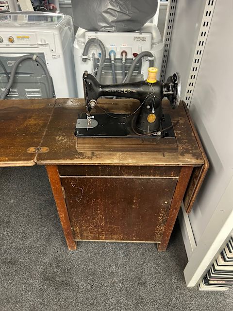 VINTAGE SINGER SEWING MACHINE AND SEWING TABLE - REF: 402867 - Sewing ...