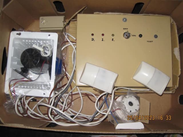 1 Dual zone alarm panel, with 2 x PIRs, int/ext siren kit, 18v p/pack ...