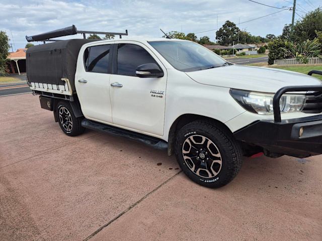 2017 TOYOTA HILUX SR (4x4) 6 SP AUTOMATIC DUAL C/CHAS | Cars, Vans ...