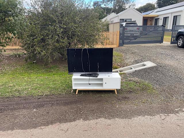 Tv and Cabinet - Entertainment & TV Units in Inverleigh VIC | Gumtree ...
