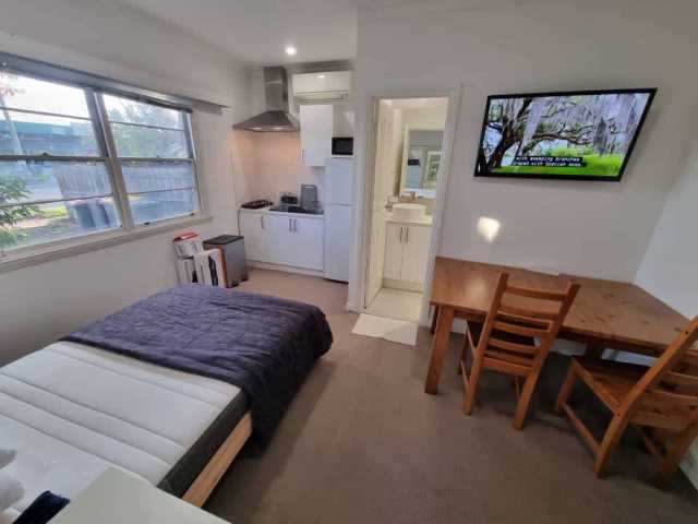 Rent ensuite room/ studio | Property for Rent | Gumtree Australia Glen ...