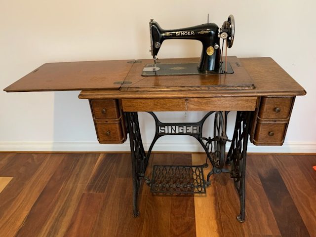 Singer Y9103351 1933 Treadle sewing machine - Sewing Machines in ...