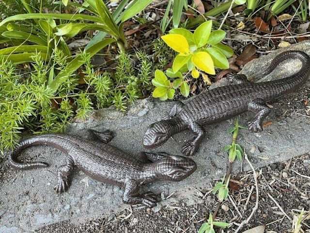 Pair of cast iron lizard statue garden ornament rustic brown color 2 ...