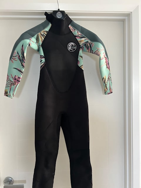 Girls ONeill wetsuit - Surfing in Broulee NSW | Gumtree Australia