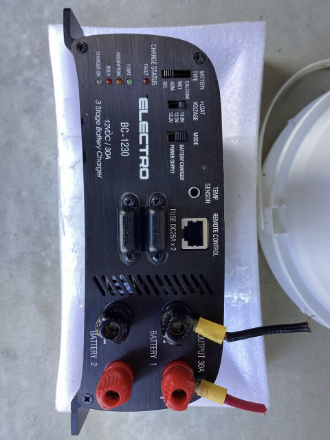 A CARAVAN BATTERY CHARGER 3 STAGE 30AMP ELECTRO 12VOLT 240 VOLT ...