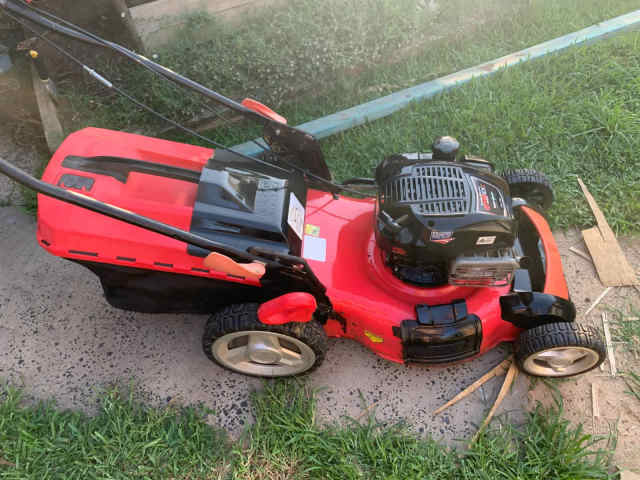 Four stroke self propelled mower 21 cut Briggs & stratton motor - Lawn ...