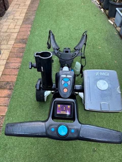 Electric (remote control) Golf Buggy - MGI Zip Navigator - Golf in ...