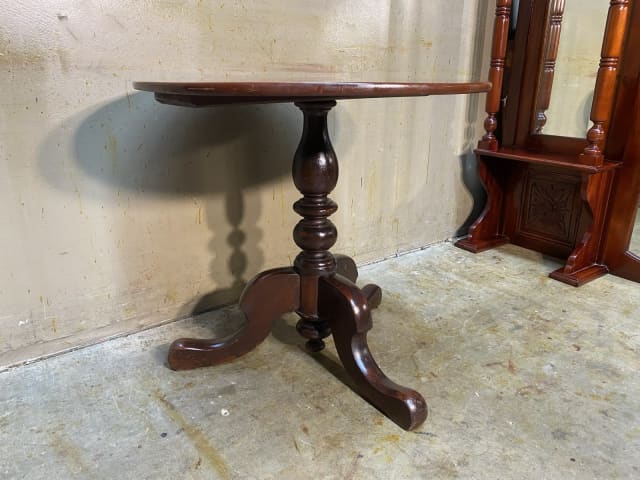 Excellent condition antique English style solid cedar coffee table ...