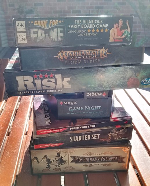 Game collection: boardgames, D&D, Magic: The Gathering, Warhammer, etc ...