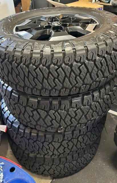 4x near-new Maxxis Razr A/T 811 Tyres (31.5) / 5x Nissan Navara Mags ...