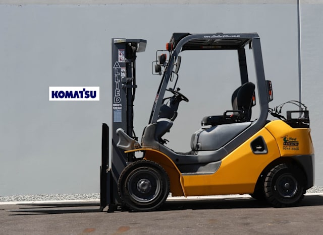 Komatsu 2500kg LPG forklift with container mast and sideshift ...