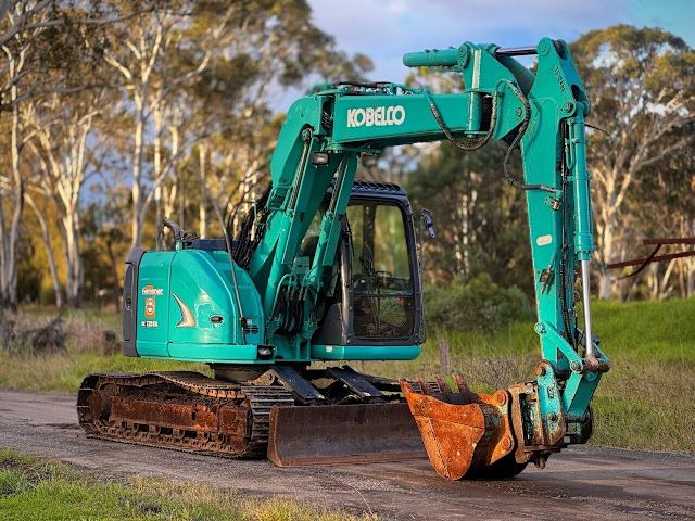 KOBELCO SK135SR-2 13.8T EXCAVATOR BOBCAT SKID STEER LOADER CATERPILLAR ...