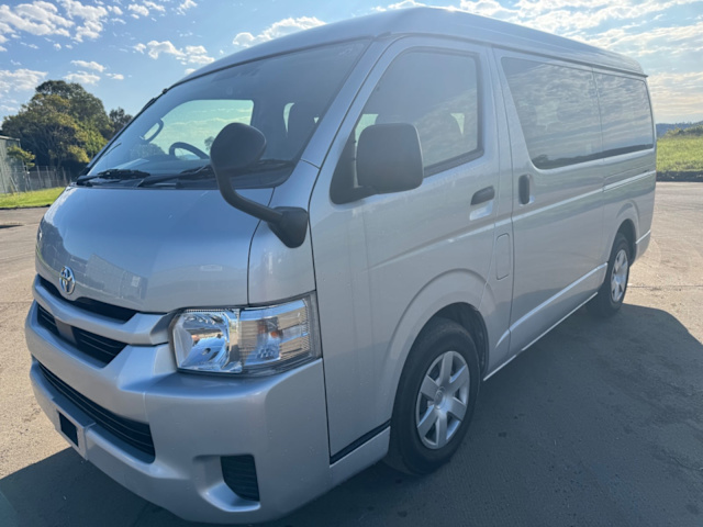2022 TOYOTA HIACE 10 seat mini-bus, low kms! LWB wide | Cars, Vans ...