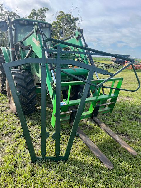 Cattle calf head Bail crush [651S] | Farming Equipment | Gumtree ...