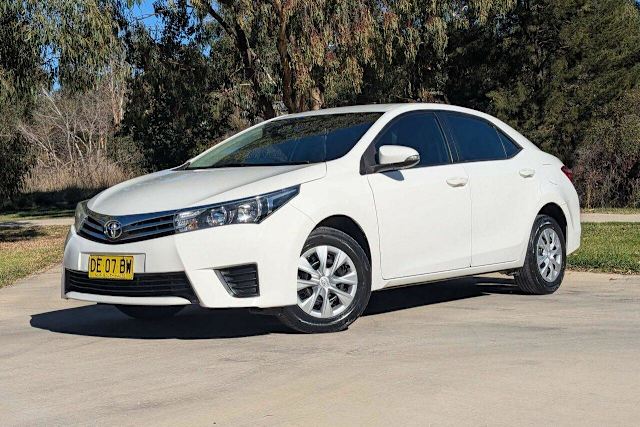 2014 Toyota Corolla ZRE172R Ascent Glacier White 6 Speed Manual Sedan ...