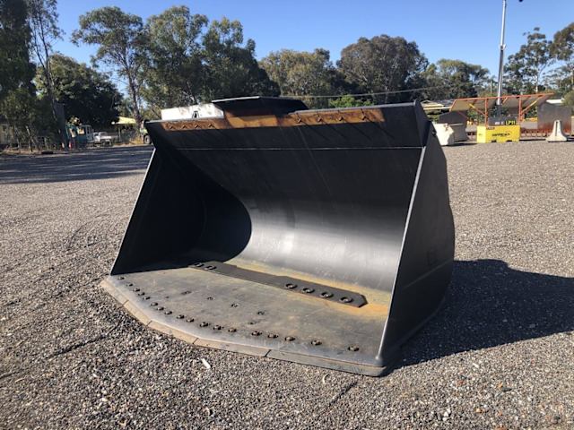 CAT 3200mm wide spade nose bucket to suit loader with CAT FUSION hitch ...
